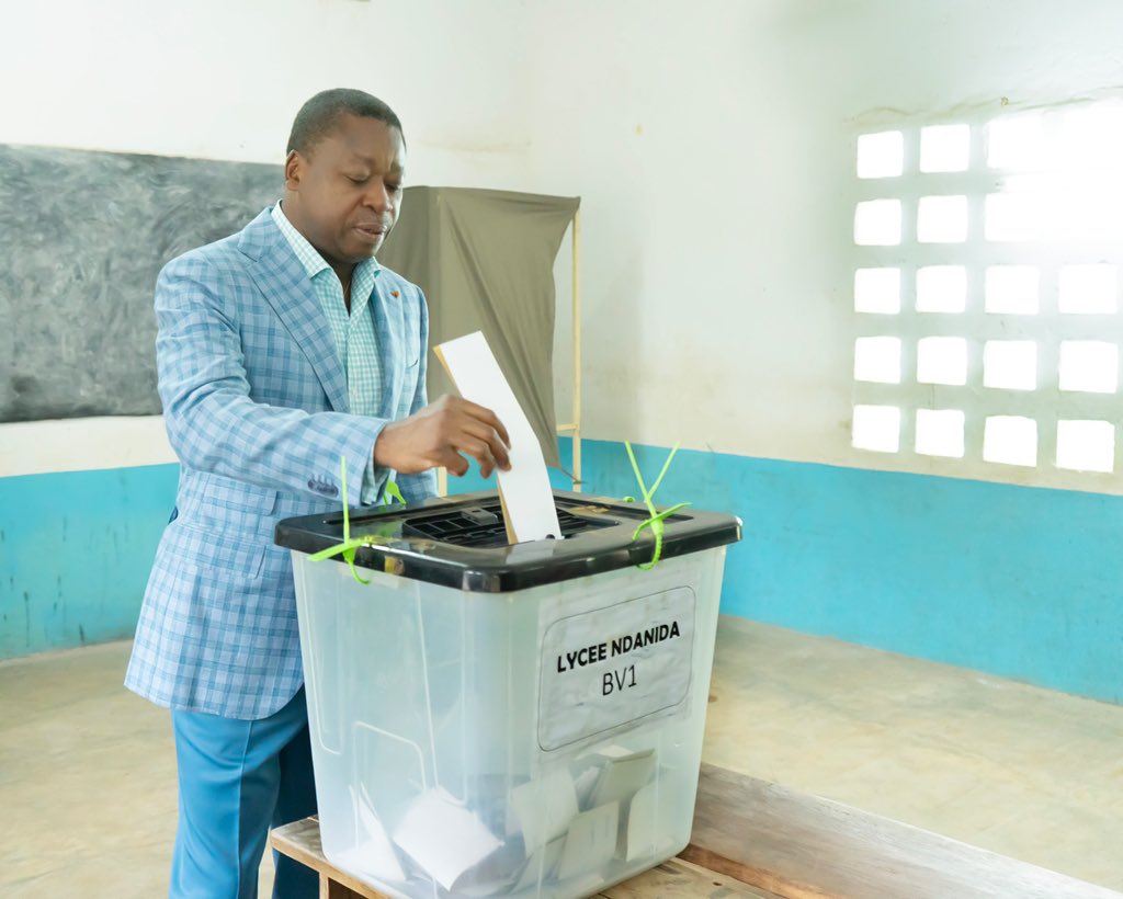 Faure Gnassingbé vote au lycée Maman N’danida - Infos du Togo